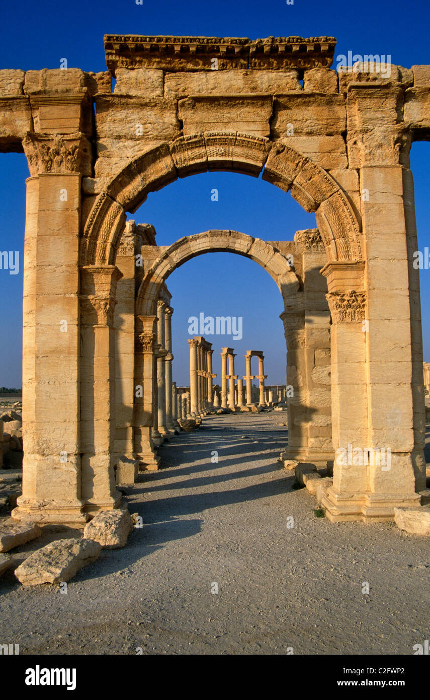 Arch of triumph palmyra hi-res stock photography and images - Alamy