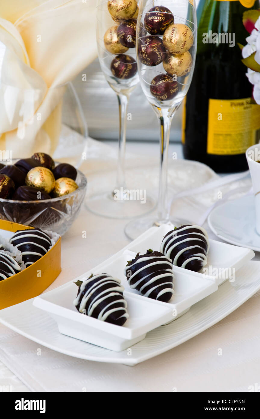 Champagne and chocolate covered strawberry Stock Photo - Alamy
