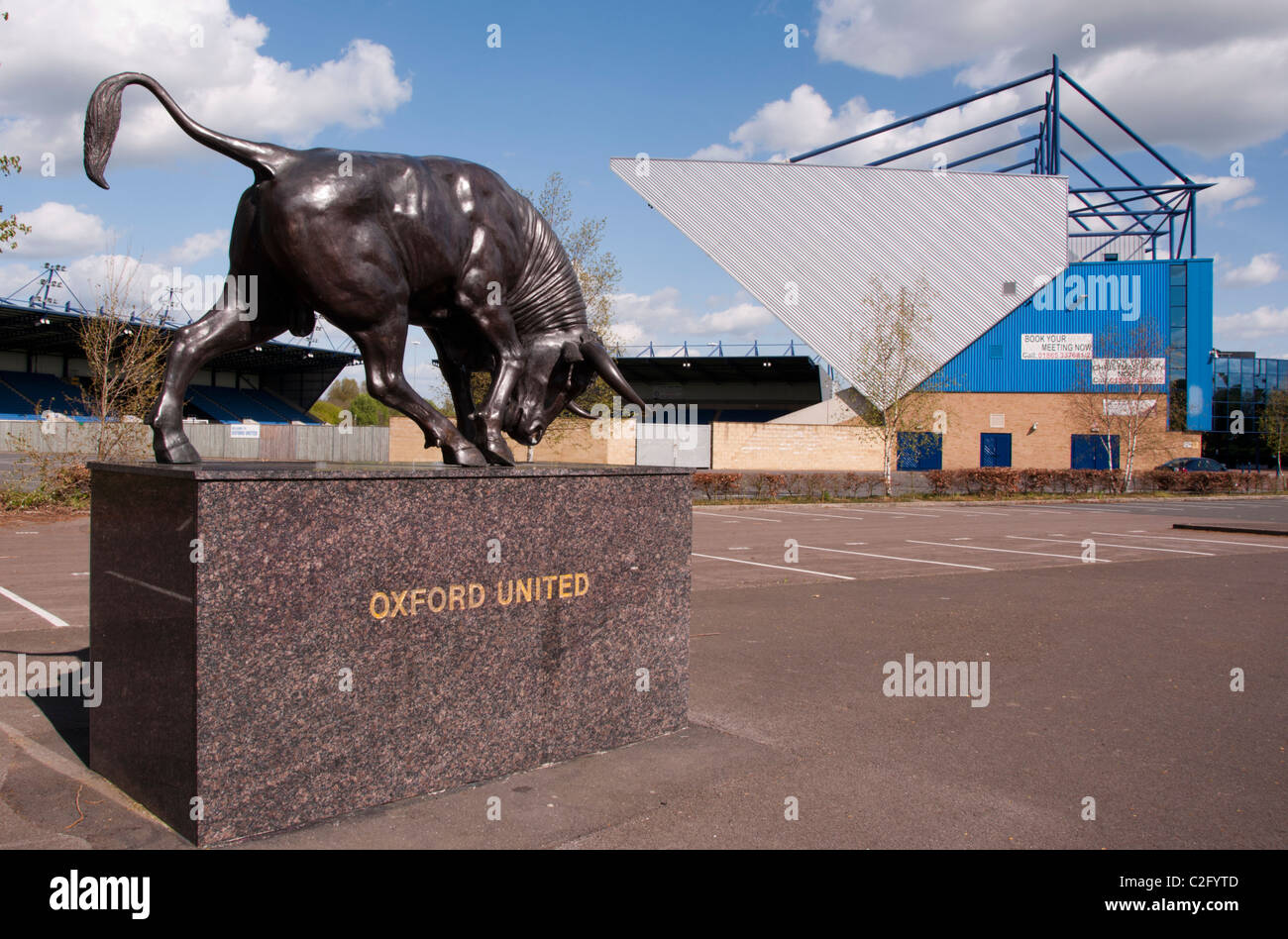 Oxford ox bull statue football hi-res stock photography and images - Alamy