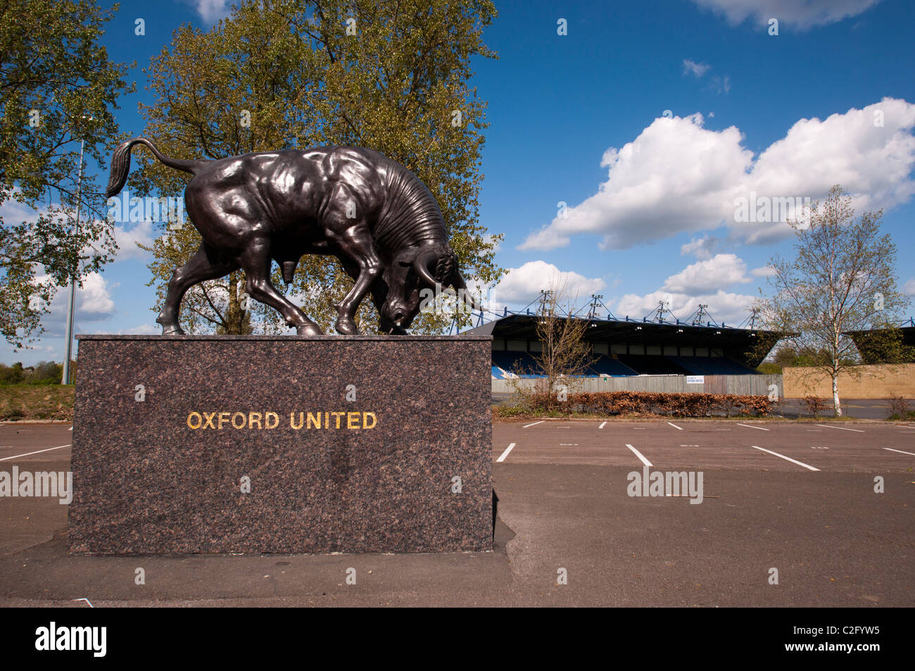 Oxford statue ox bull oxen sport hi-res stock photography and images ...