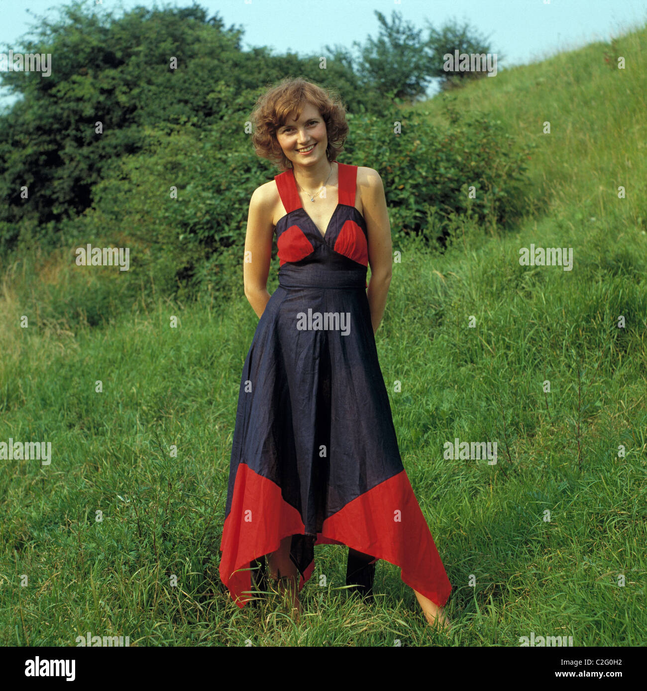 Siebziger Jahre Menschen Junge Frau Auf Einer Wiese Portraet Mittellanges Haar Sommerkleid