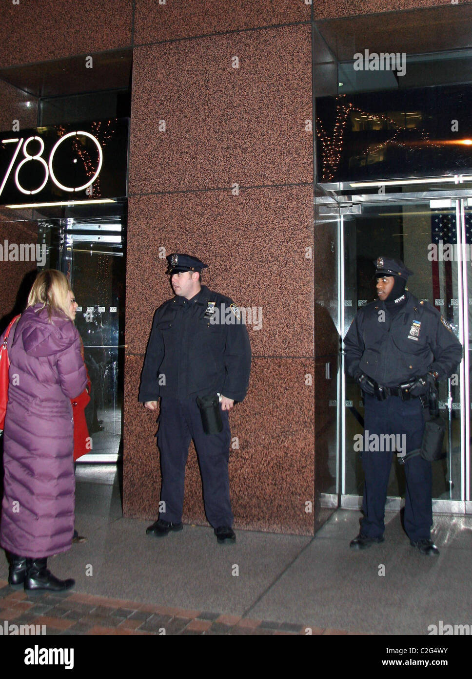 Police guarding outside Senator Hillary Clinton's office in Manhattan ...