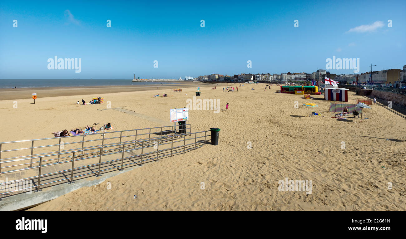 Margate beach boats hi-res stock photography and images - Alamy