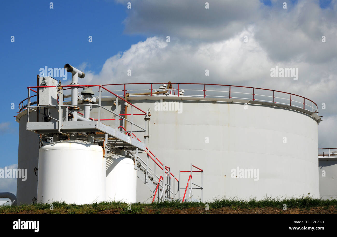 Oil storage tank hi-res stock photography and images - Alamy