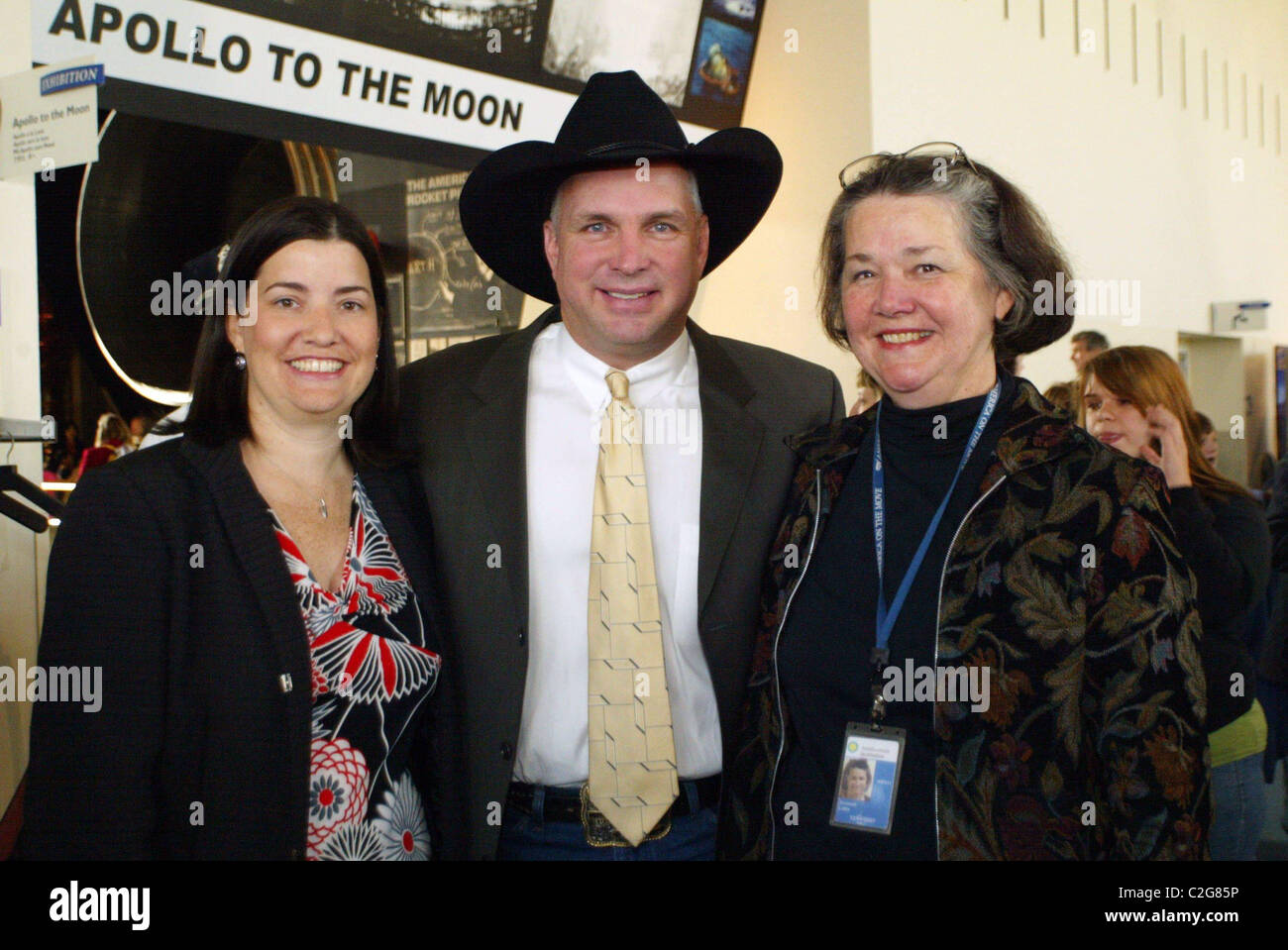 Garth Brooks meets fans Country singer Garth Brooks donates items to ...