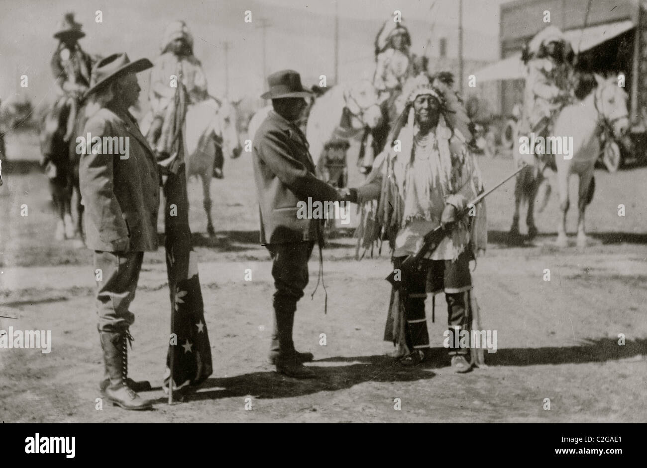 Native americans and buffalo hi-res stock photography and images - Alamy