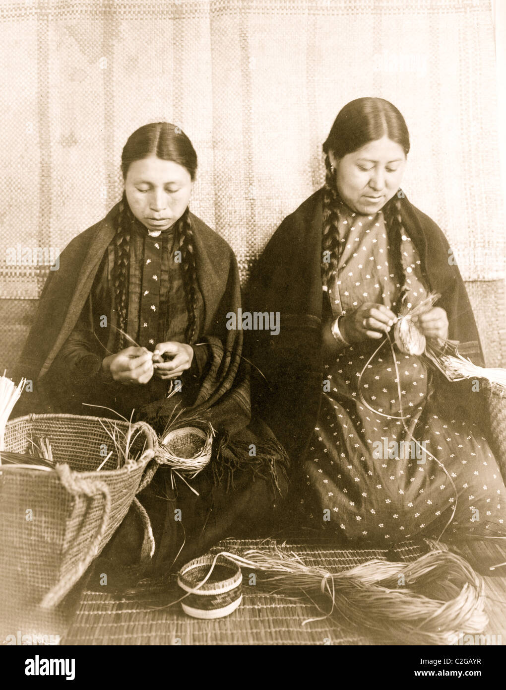 Native american basket weaving hi-res stock photography and images - Alamy