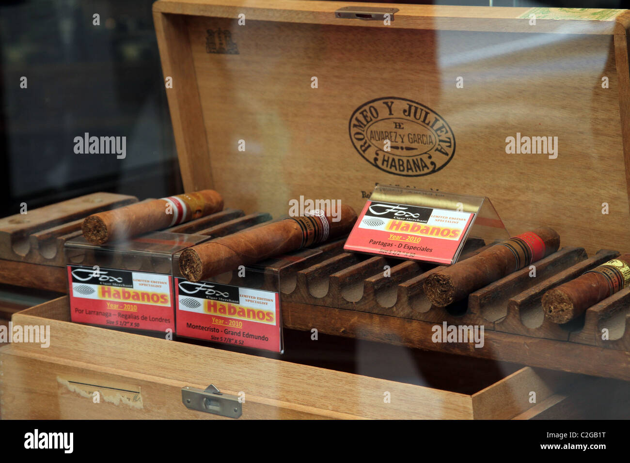 UK HAVANA CIGARS DISPLAY IN A SHOP IN MAYFAIR LONDON Stock Photo - Alamy