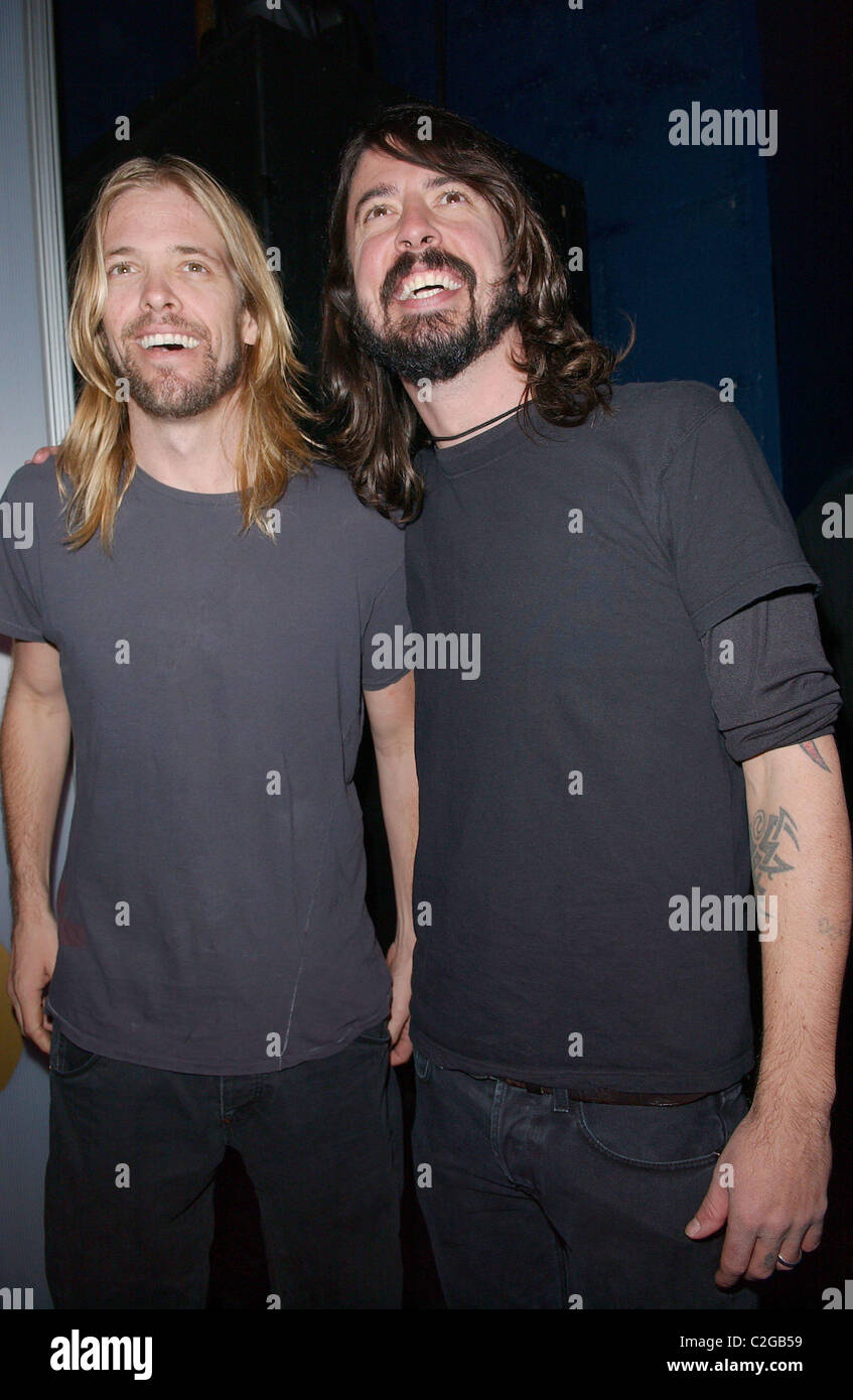 Taylor hawkins dave grohl grammy hi-res stock photography and images ...