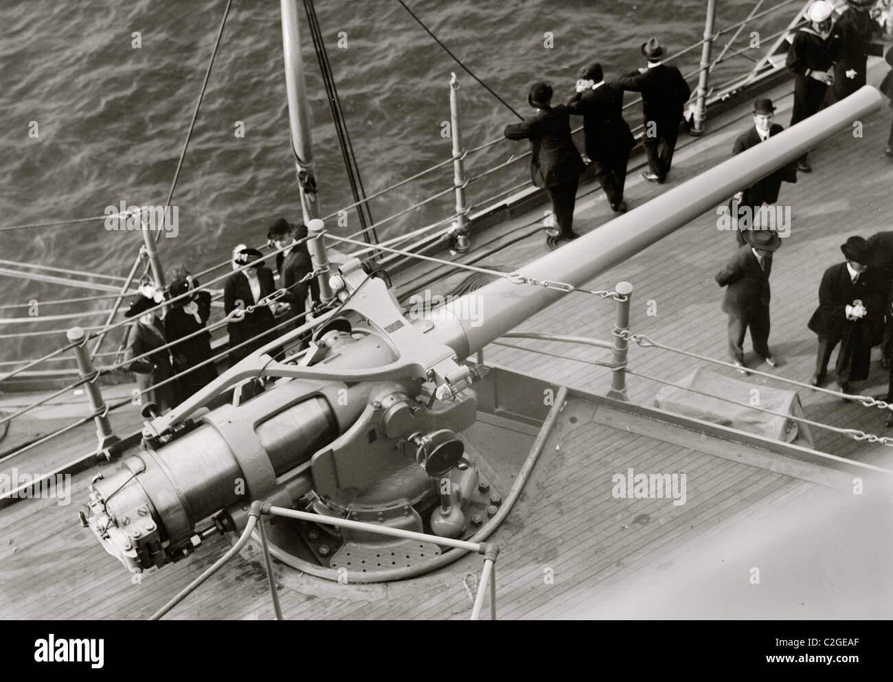 5 inch naval gun hi-res stock photography and images - Alamy