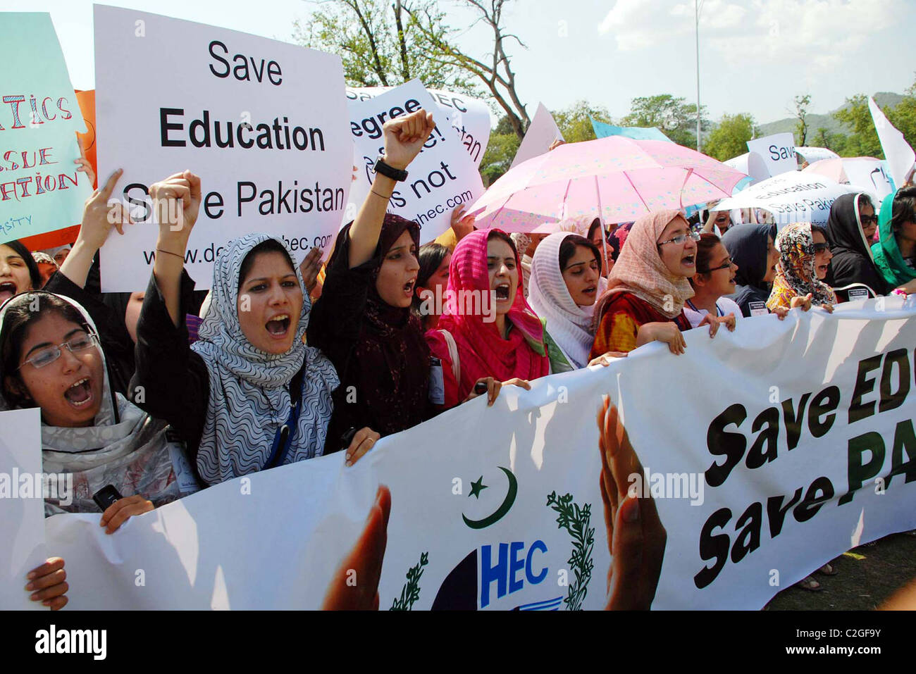 Students shout slogans against devolution of Higher Education ...