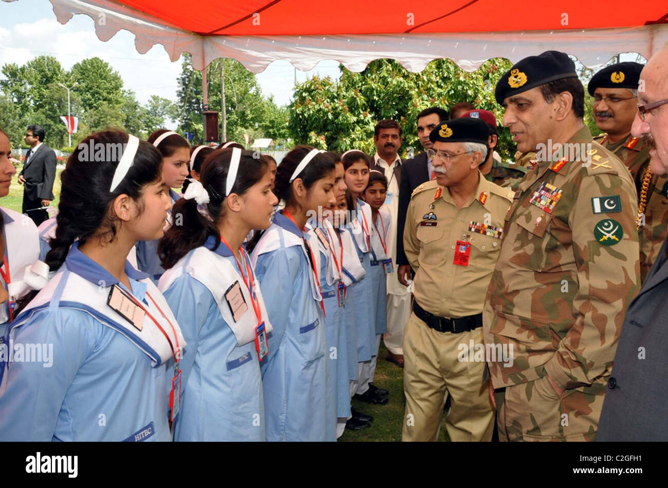 Chief of the Army Staff, Gen.Ashfaq Pervez Kayani talks with students ...