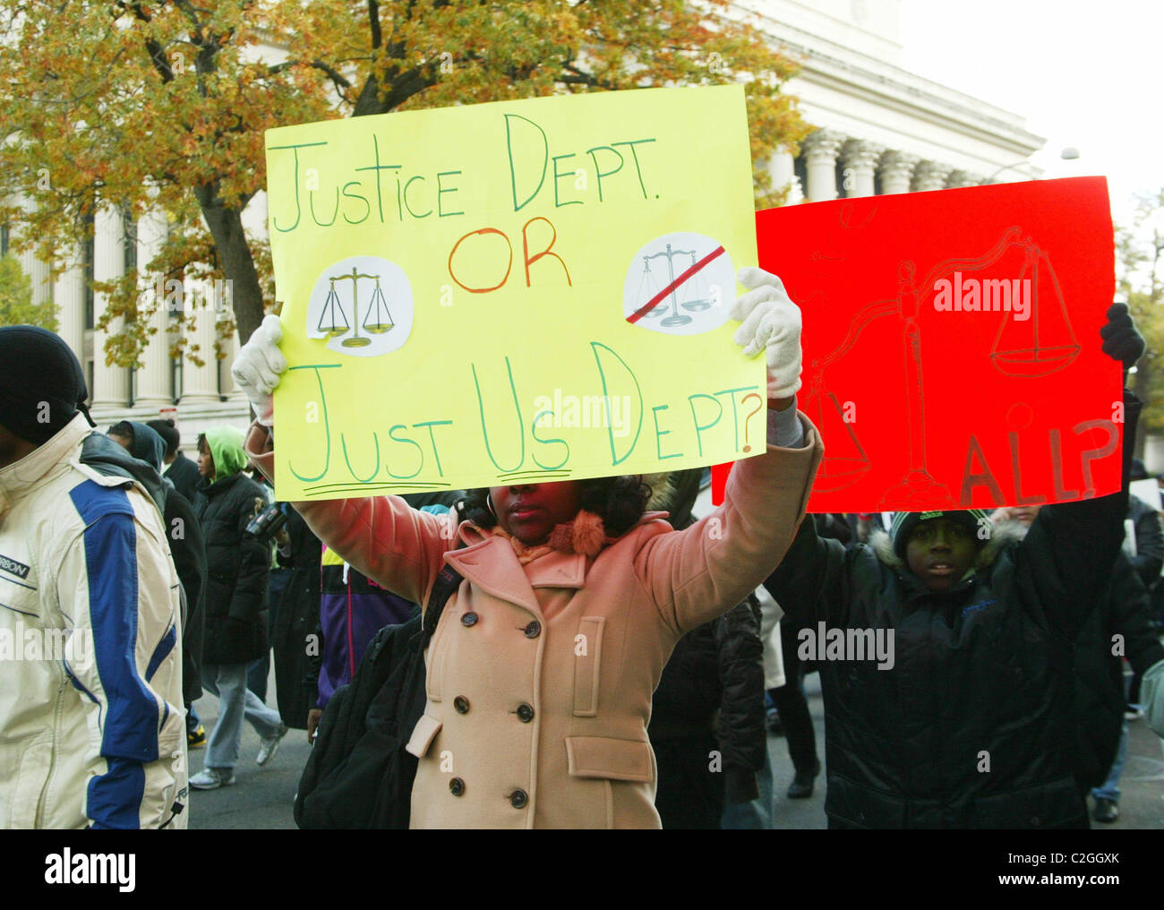 Protesters Marchers surrounded the 'Justice Department' headquarters to ...