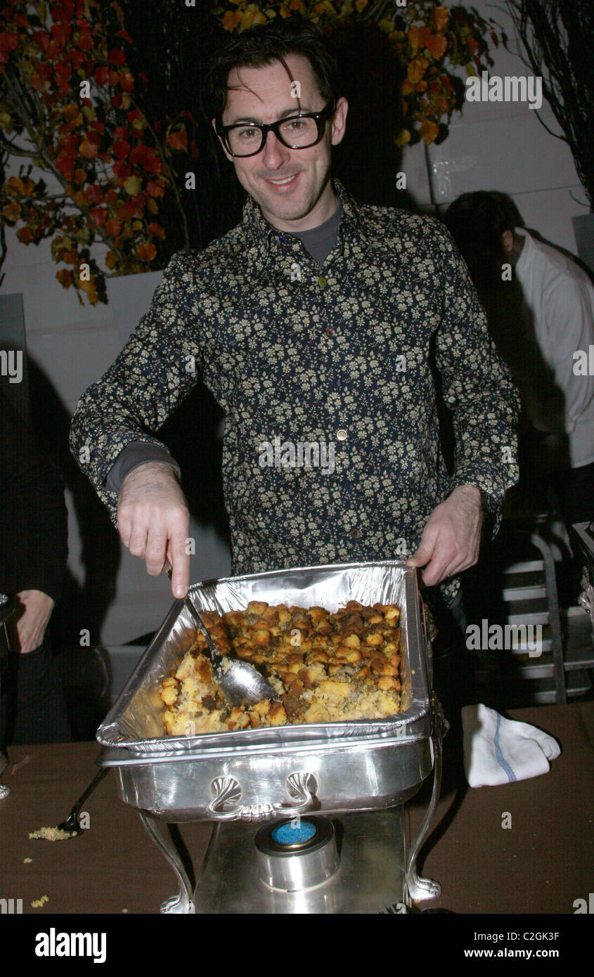 Alan Cumming Amy Sacco and the District host a charity Thanksgiving ...