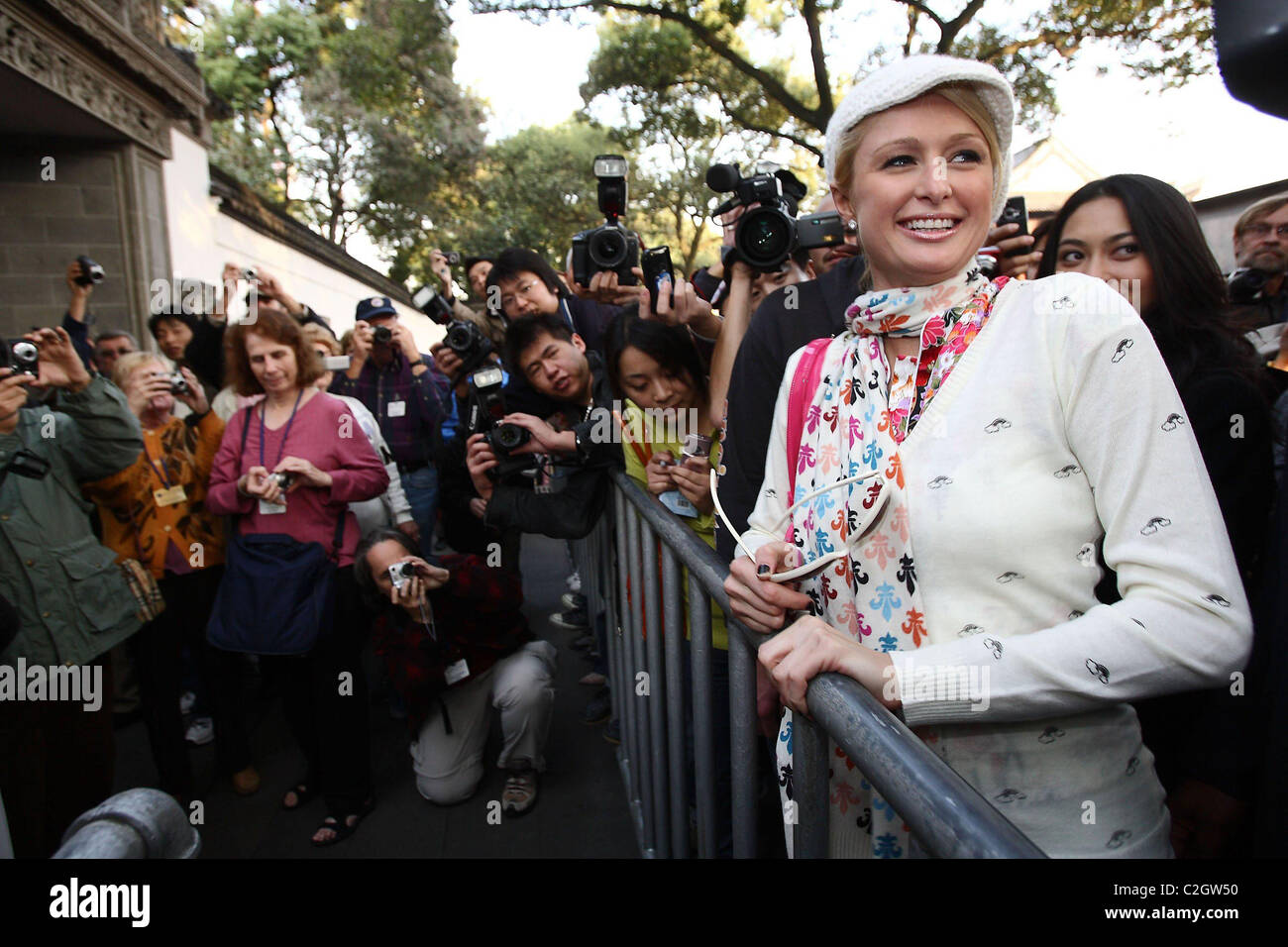 Paris Hilton visits Yu Garden and attracts a crowd of people Shanghai ...