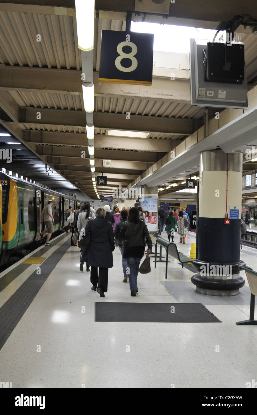 London Euston railway station platform 8. UK Stock Photo - Alamy