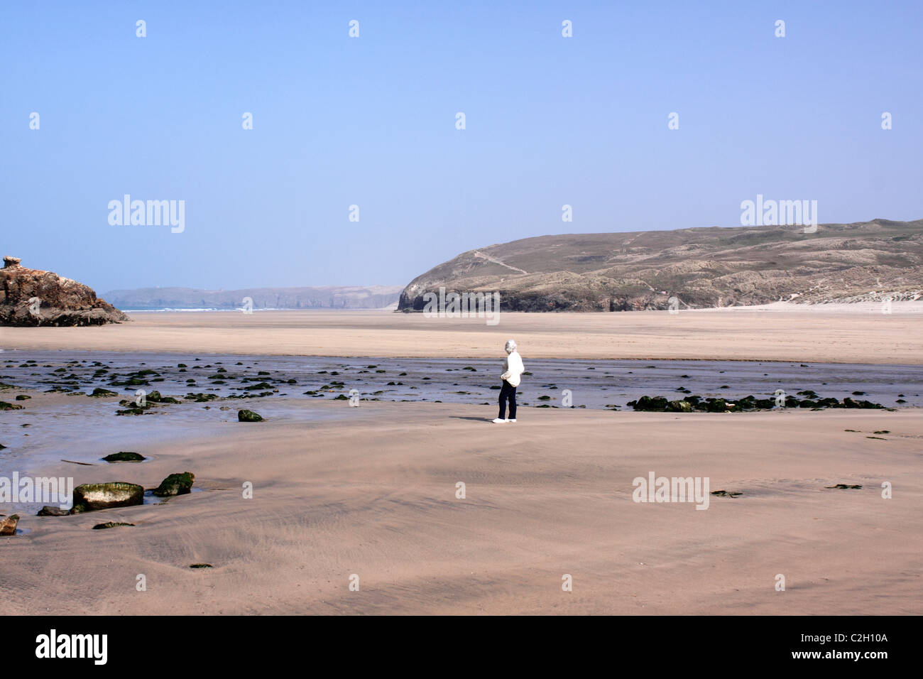 PERRANPORTH BEACH AT LOW TIDE. CORNWALL UK Stock Photo - Alamy