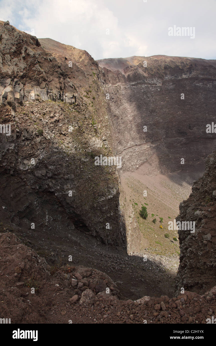 Close up of the rock formation in Mount Vesuvius crater wall, Naples ...