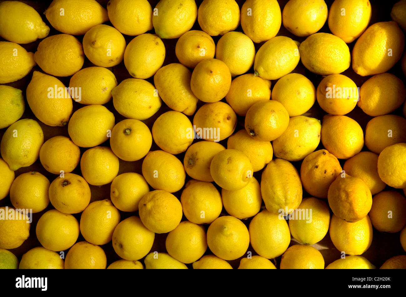 a mass of yellow oval citrus lemons Stock Photo - Alamy