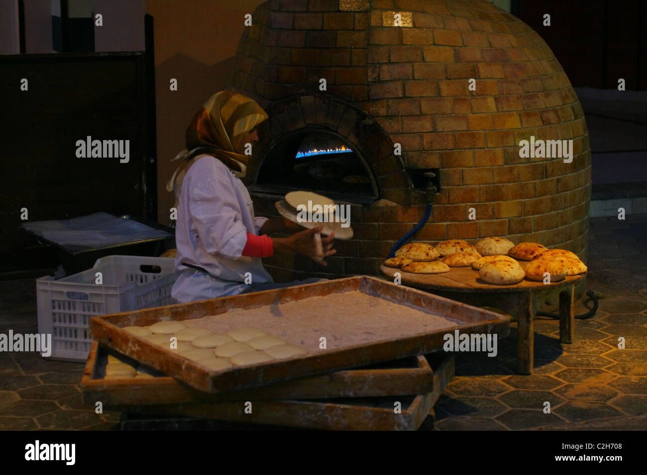Egyptian woman bakes traditional bread. Egypt Stock Photo - Alamy