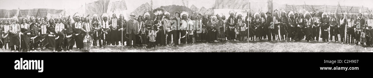 Native Americans in full regalia Stock Photo - Alamy