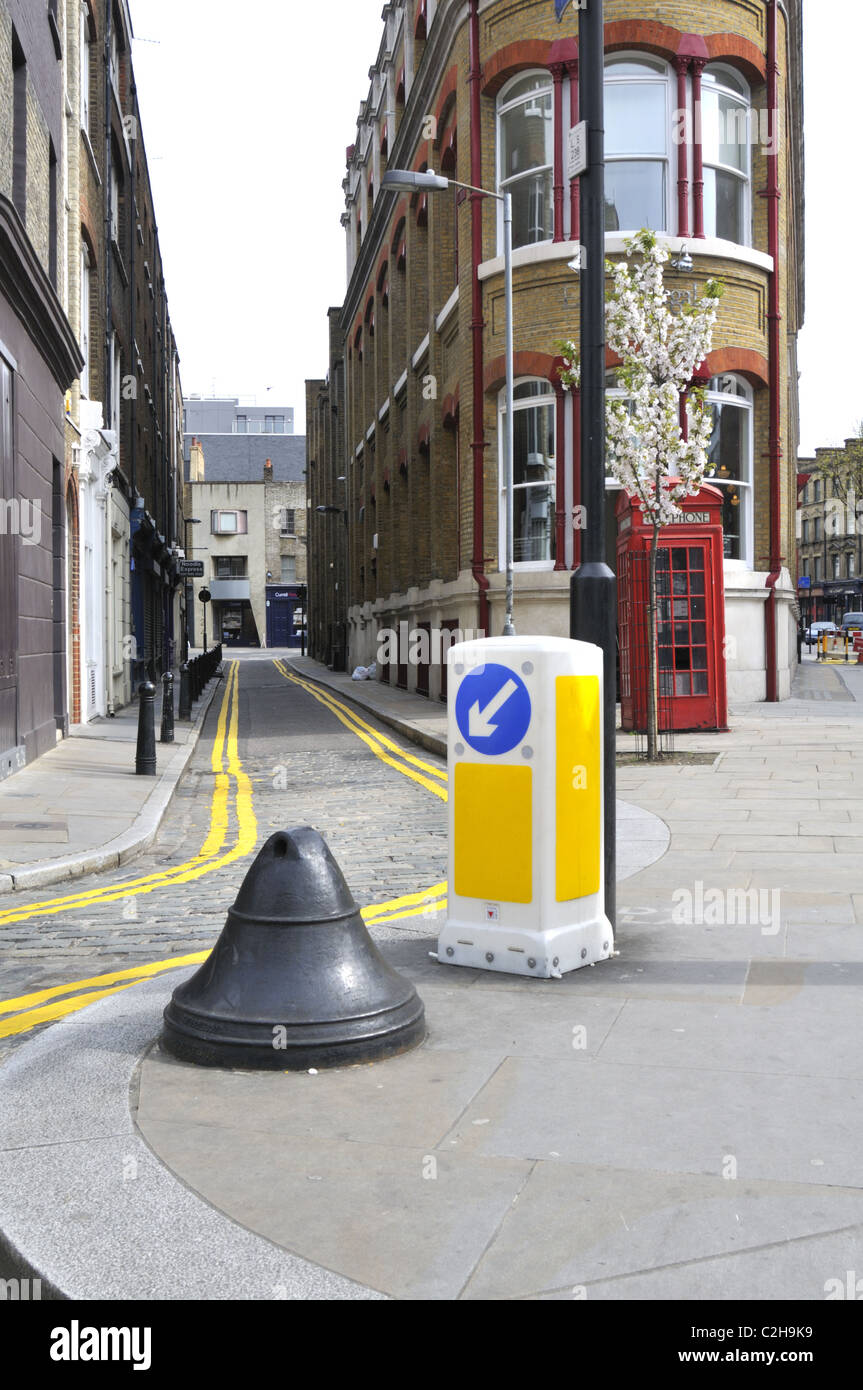 Narrow streets london hi-res stock photography and images - Alamy