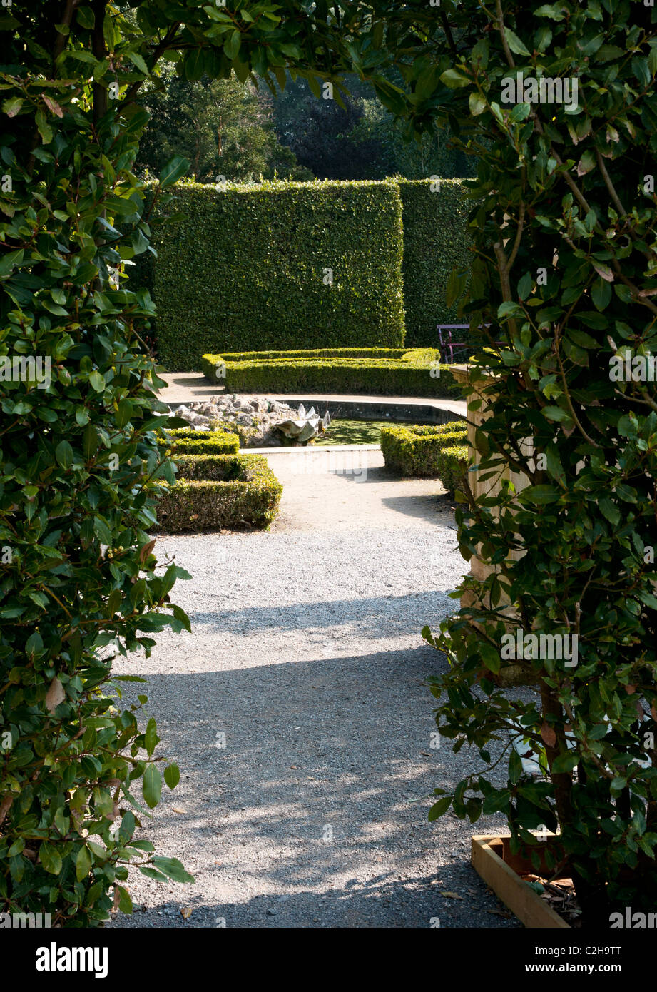 Opening in hedge hi-res stock photography and images - Alamy