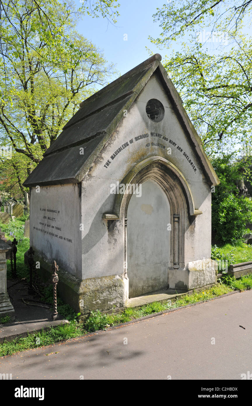 Brompton Cemetry victorian burials tomb tombs mausoleum interred dead ...
