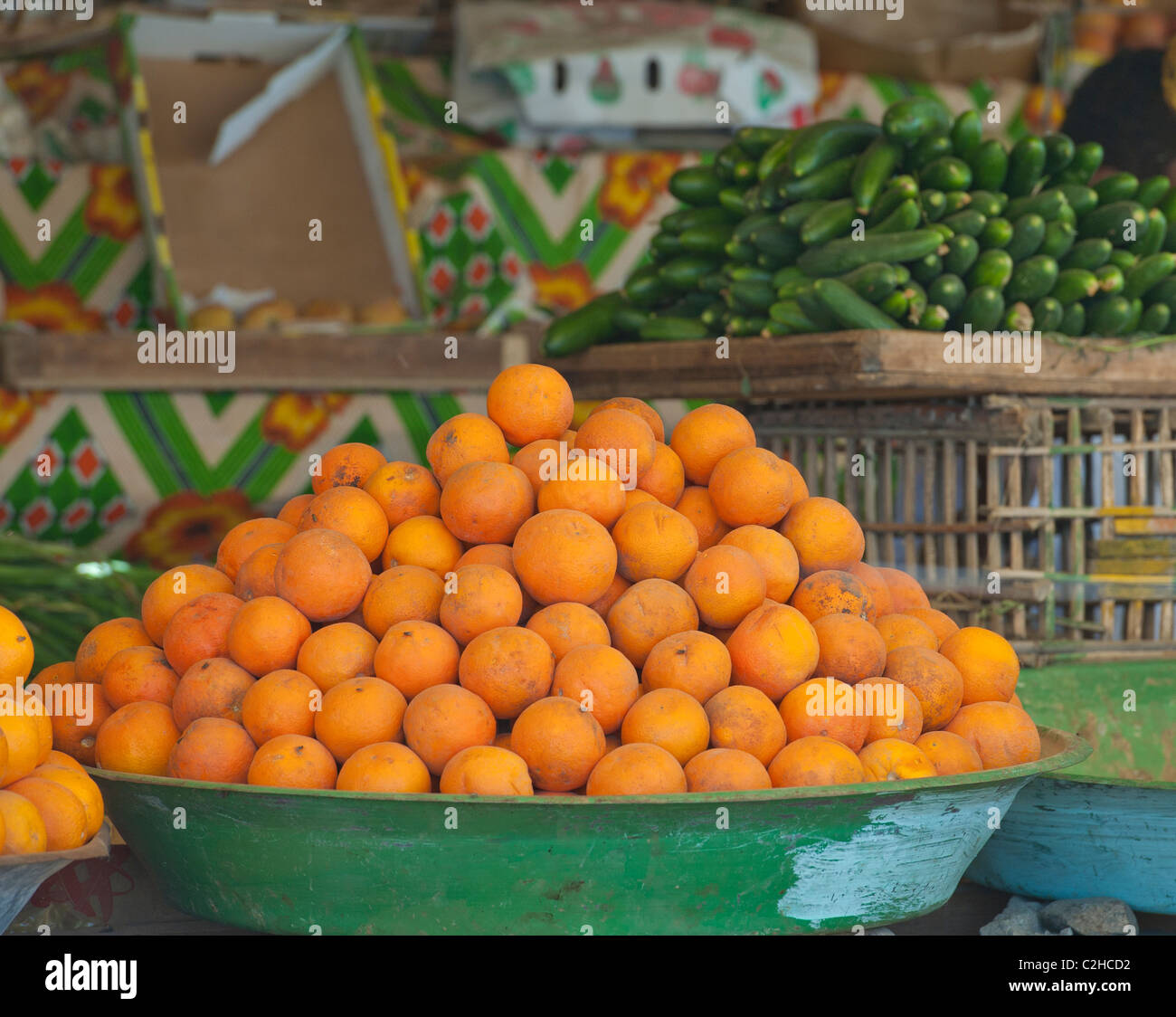Stack of oranges at a local egyptian market stall Stock Photo - Alamy