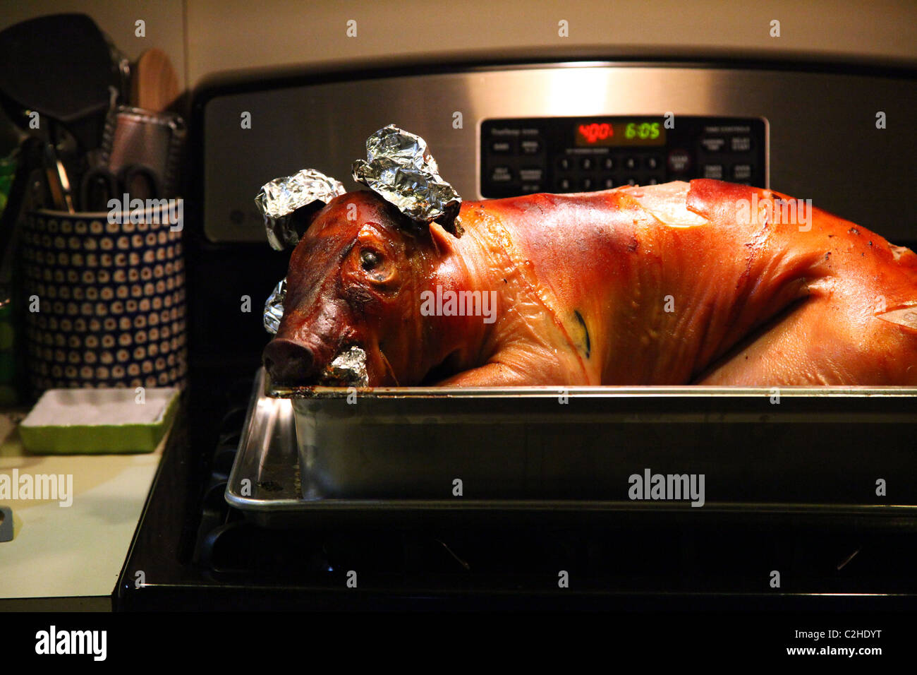 Roast suckling pig in a pan Stock Photo - Alamy