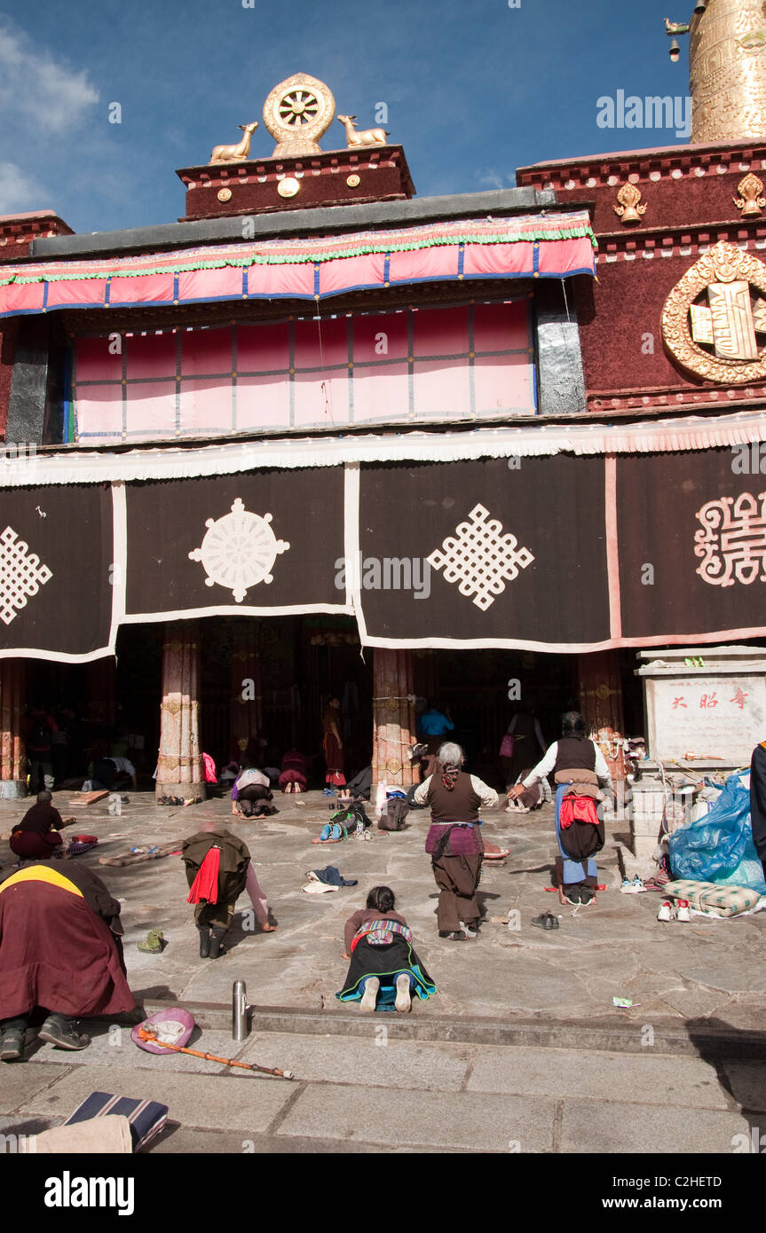 Barkhor square and jokhang temple hi-res stock photography and images ...