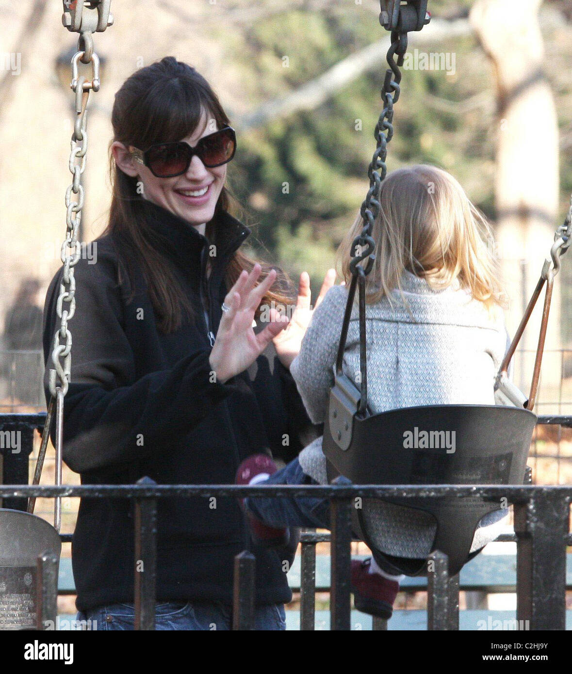 Jennifer Garner and Violet Affleck enjoy some time together at Central ...