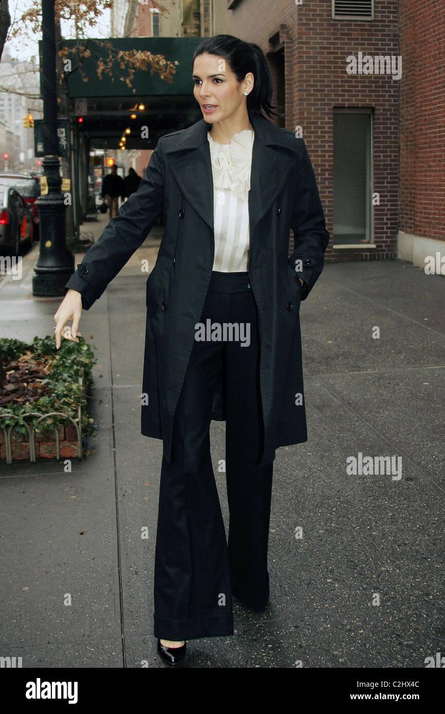 Angie Harmon Mercedes Benz Fashion Week Fall 2008 - Oscar de la Renta ...