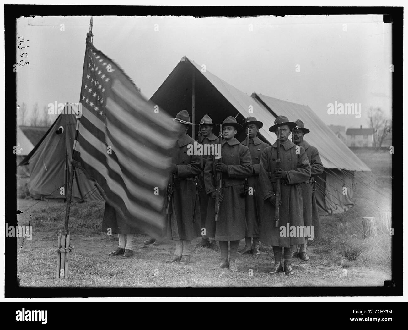American soldiers at present arms hi-res stock photography and images ...