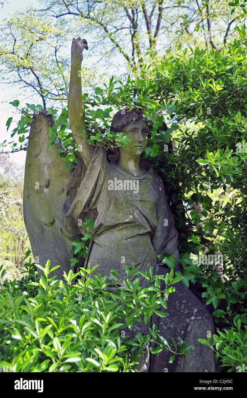 Brompton Cemetry Fulham Road Chelsea Victorian Graveyard burial tombs ...