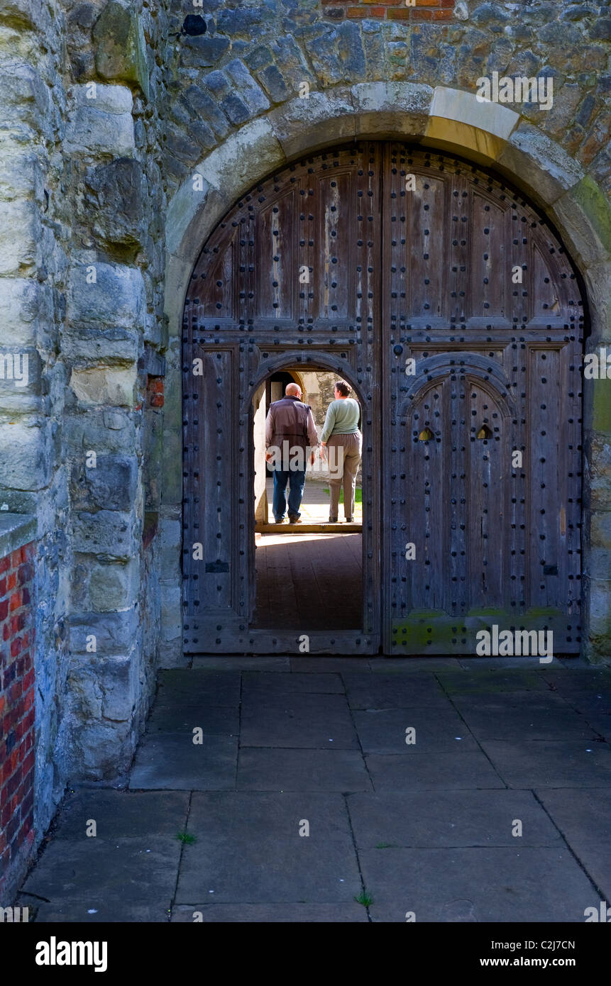 Arched castle door hi-res stock photography and images - Alamy