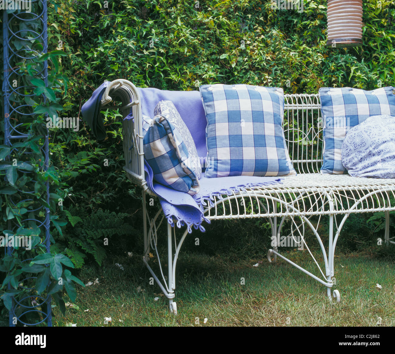 Antique garden bench hi-res stock photography and images - Alamy