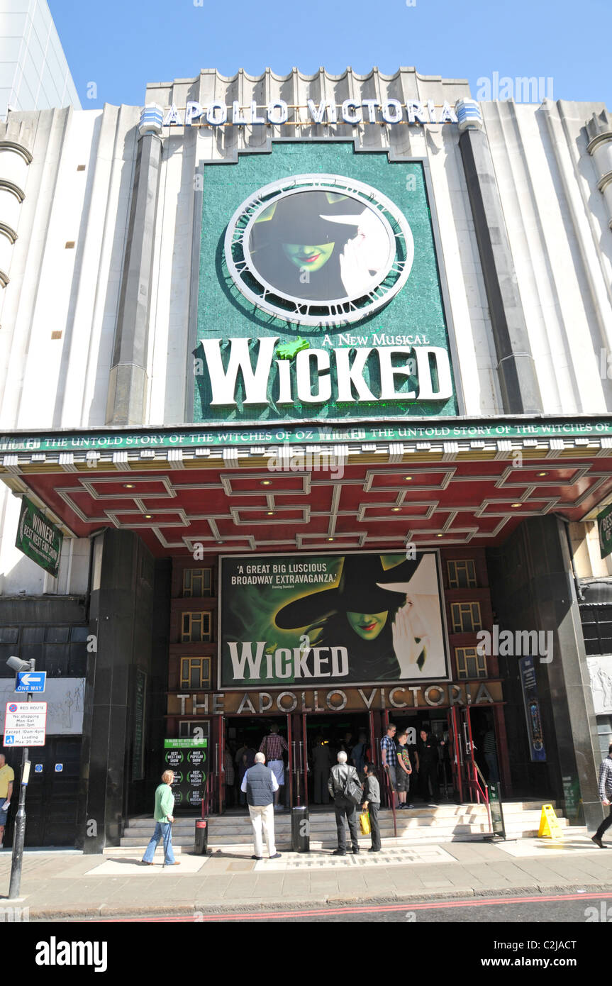Wicked Apollo Victoria Theatre Wizard of Oz witches Stock Photo - Alamy