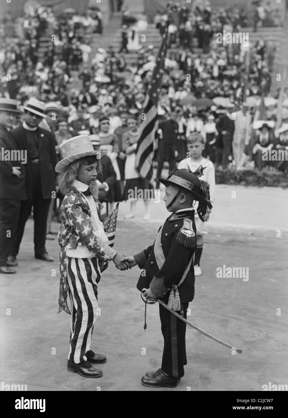 Two Young Beautiful Japanese Geishas Stock Photo - Alamy