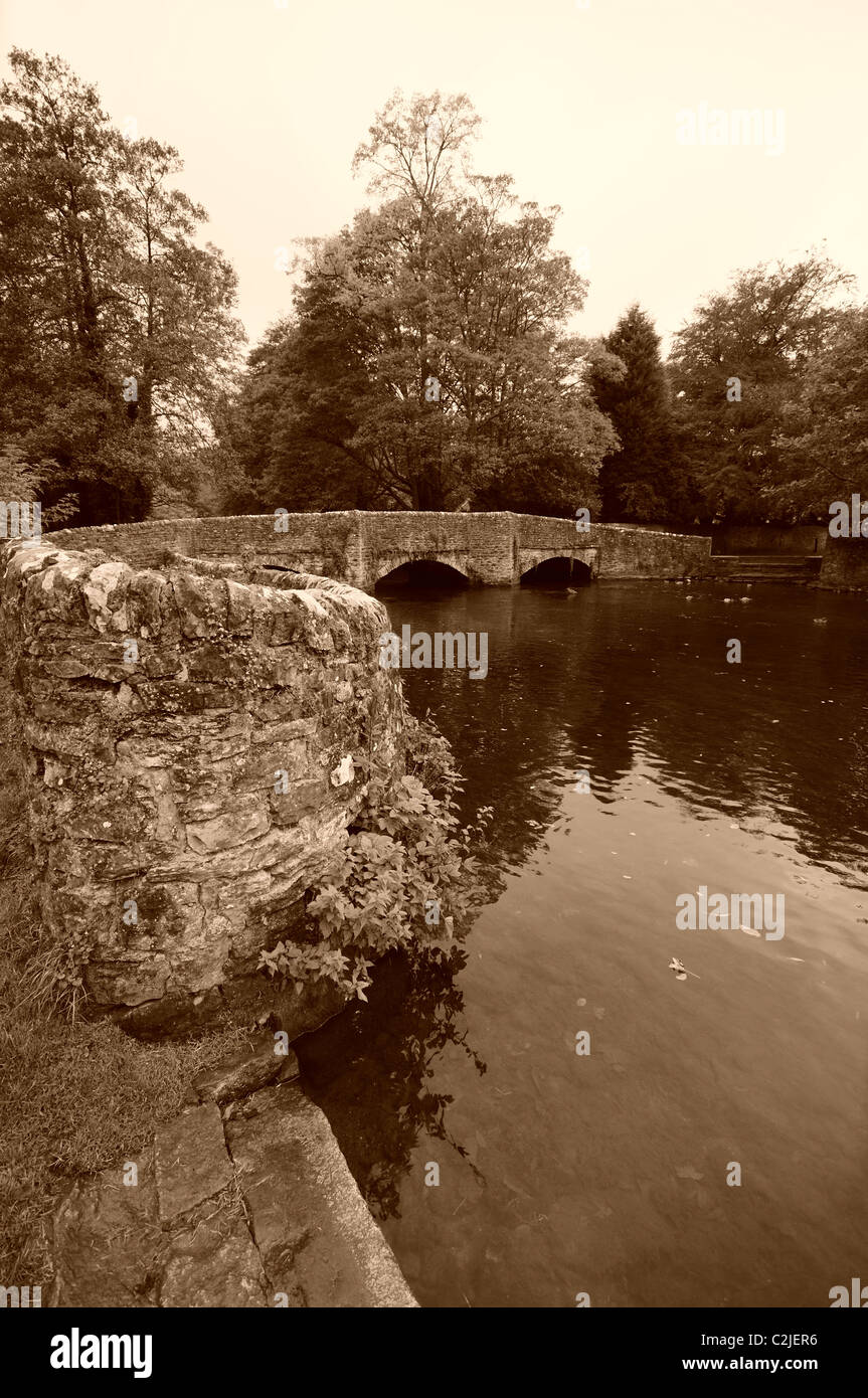 Sheepwash bridge peak district village uk hi-res stock photography and ...