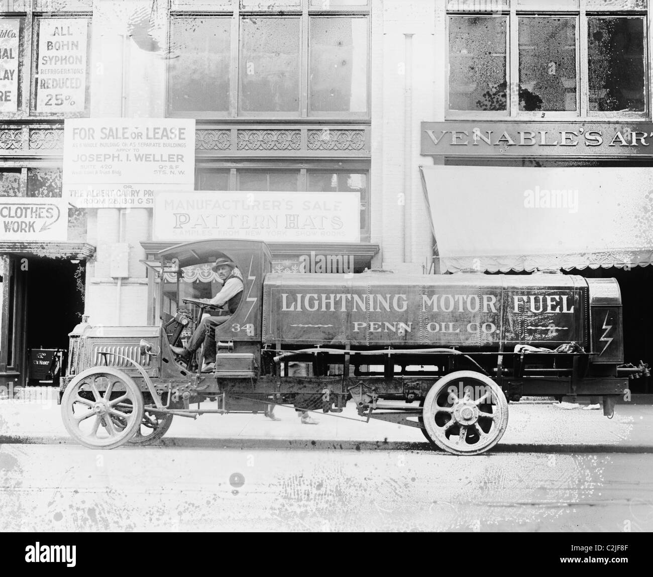 Penn Oil Company, Lightning Motor Fuel Stock Photo - Alamy