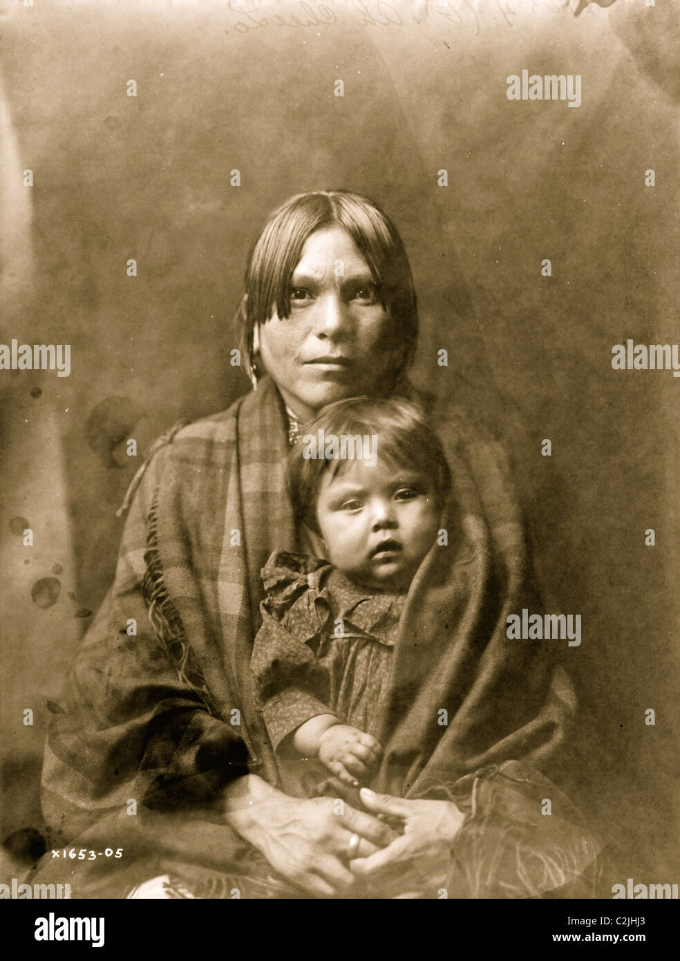 Native american child and parent hi-res stock photography and images ...