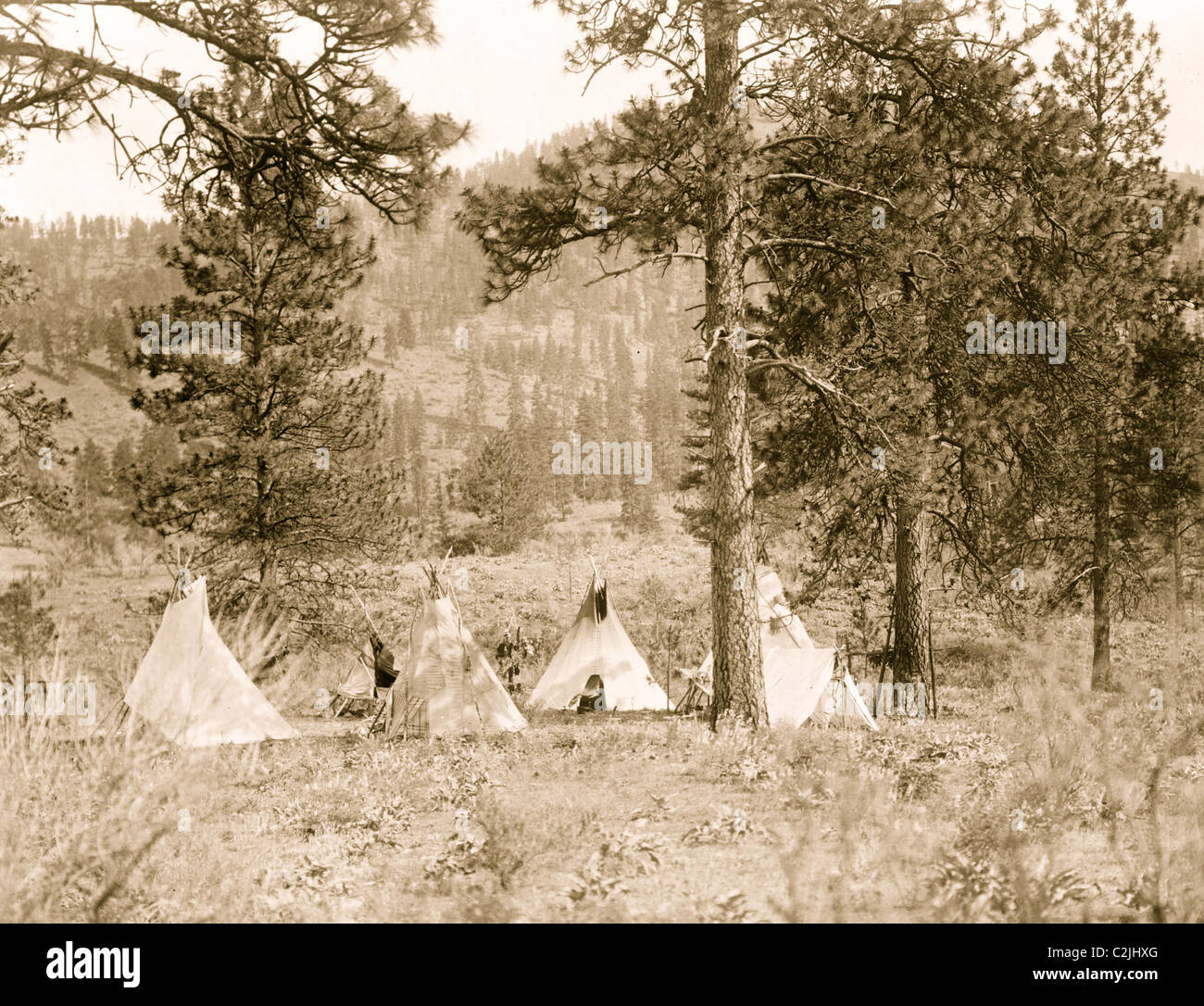 Native american indian encampment hi-res stock photography and images ...