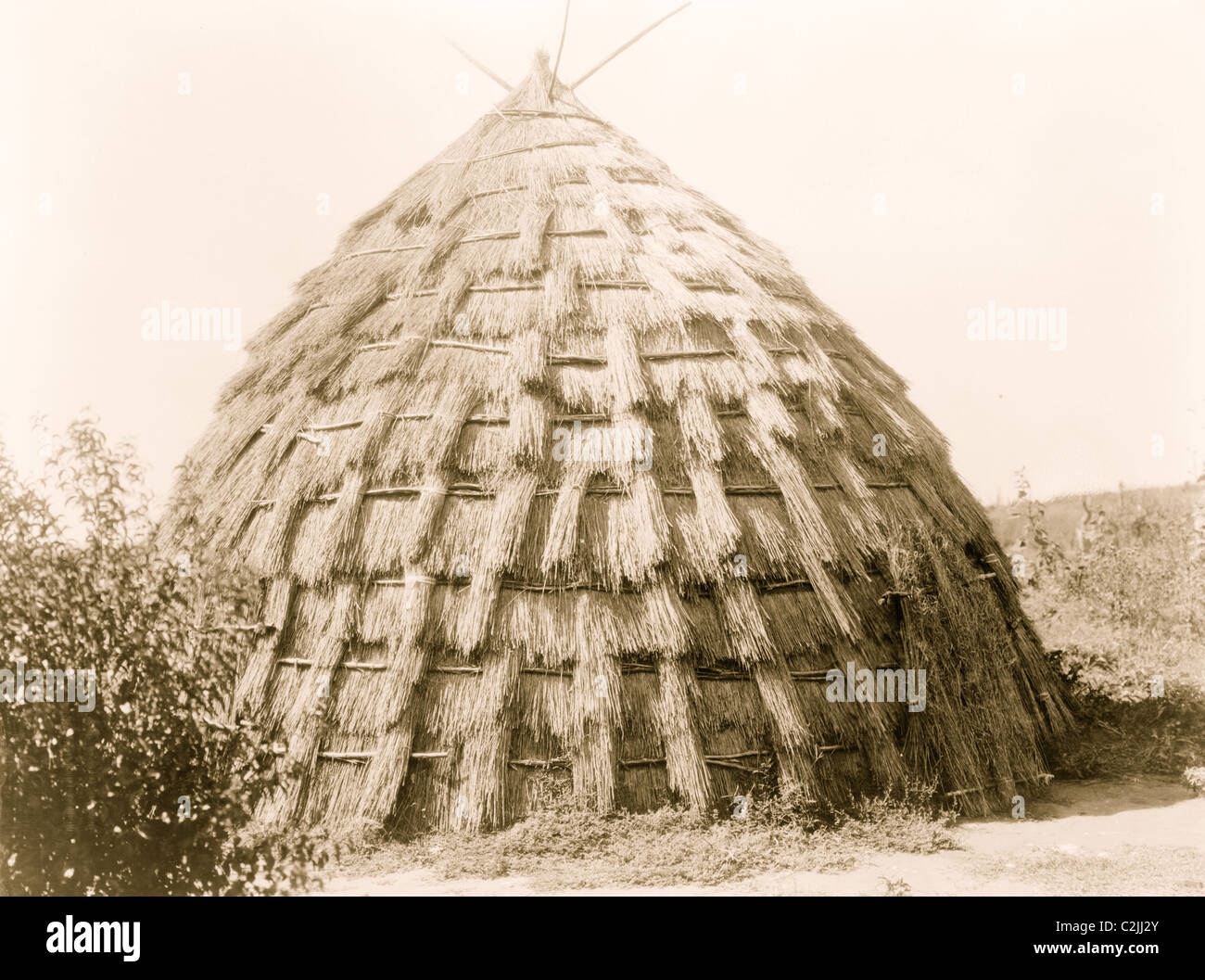 Grass lodge native american hi-res stock photography and images - Alamy