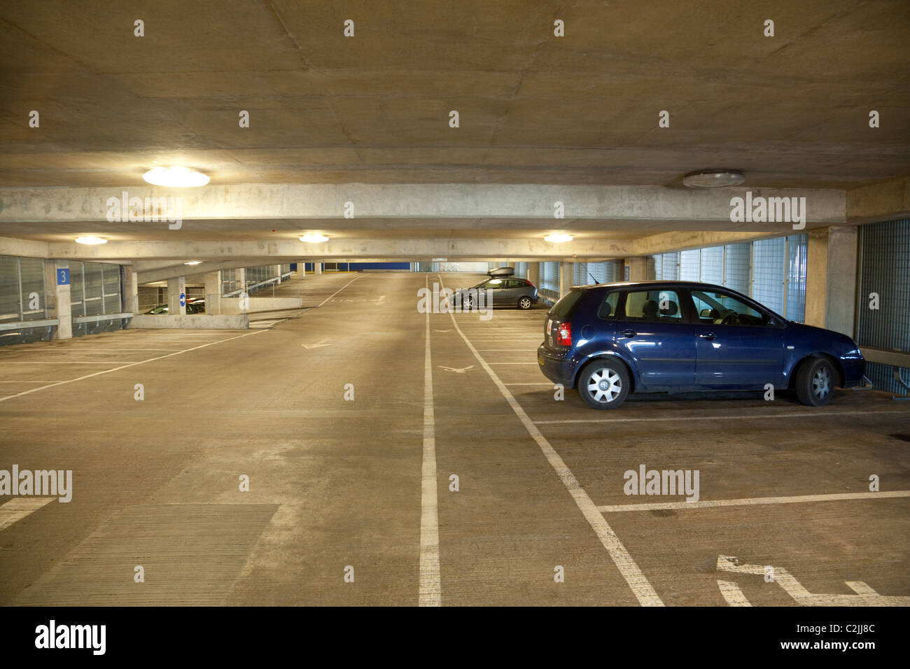 Empty car park uk hi-res stock photography and images - Alamy