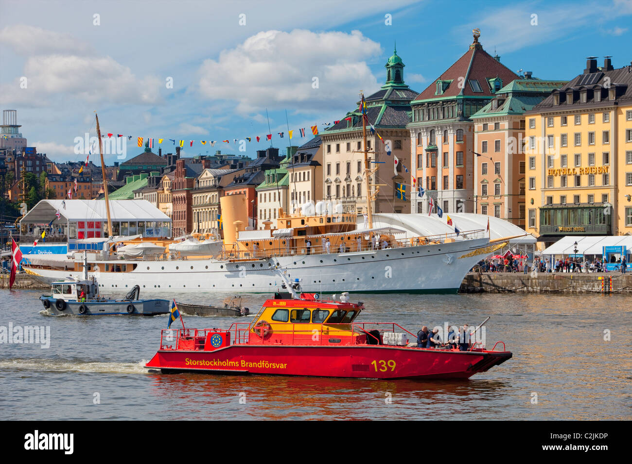Old ships and boats hi-res stock photography and images - Alamy
