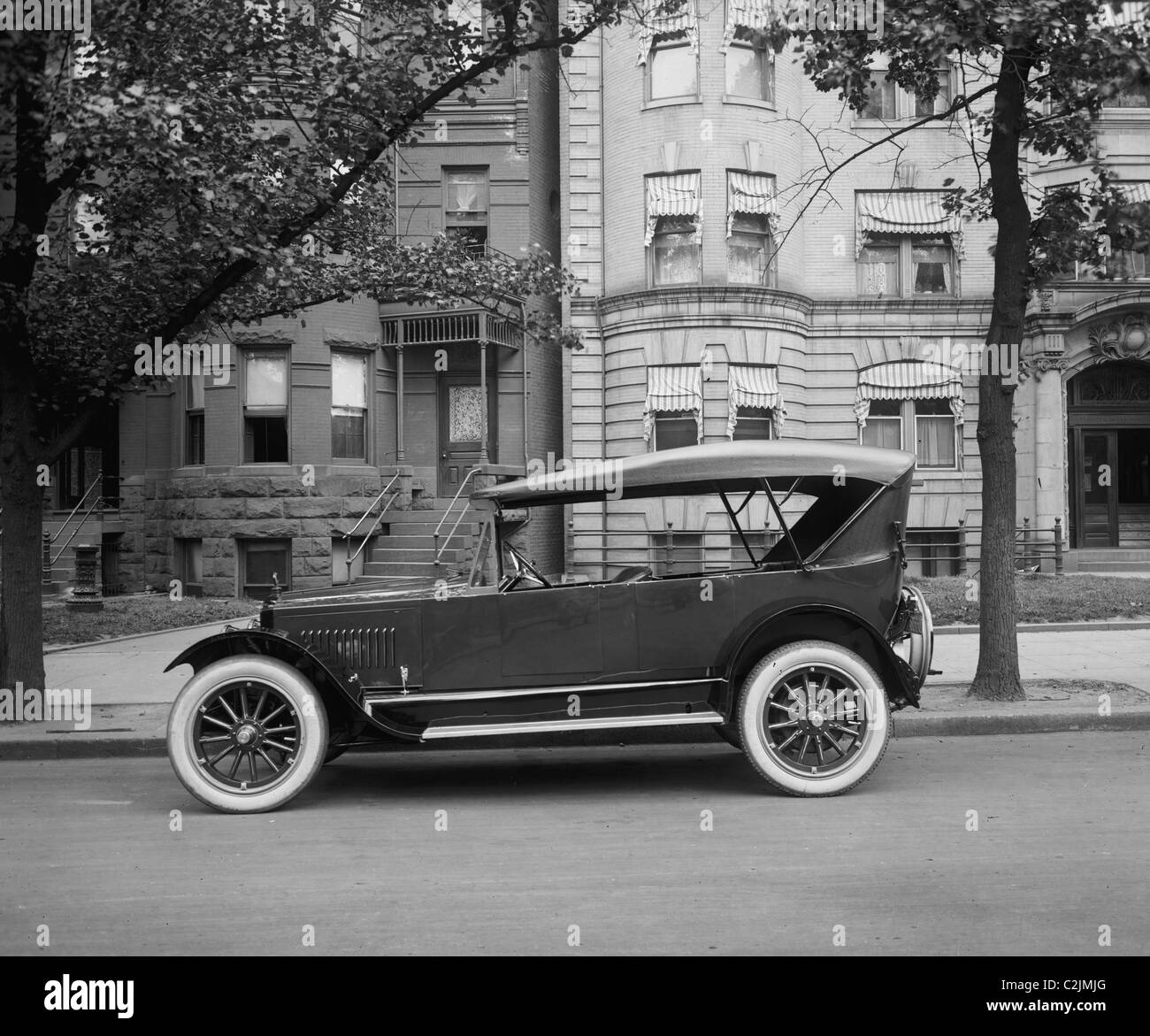 Standard cars hi-res stock photography and images - Alamy