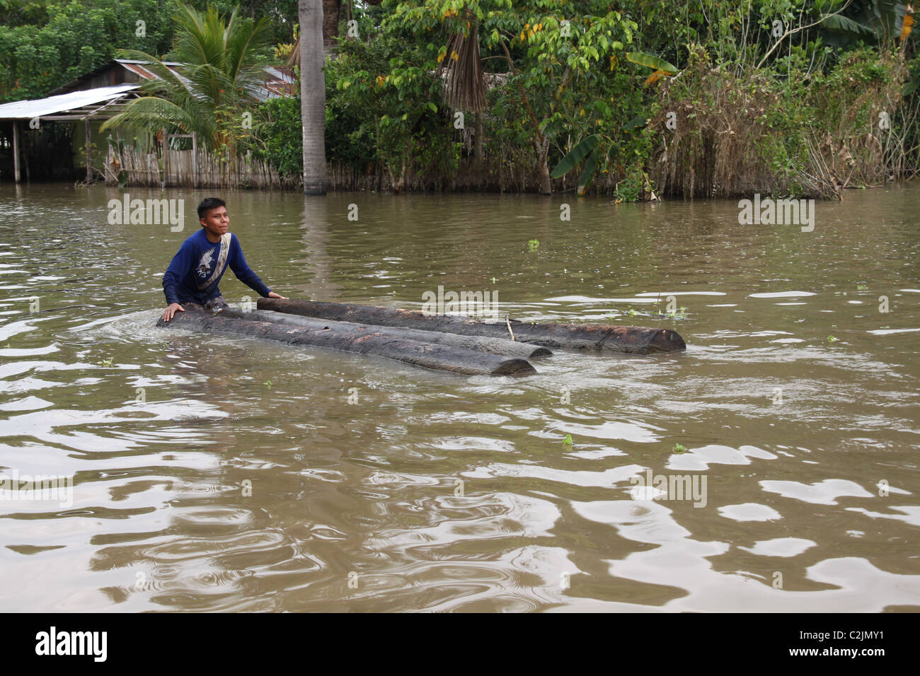 Floating logs down river hi-res stock photography and images - Alamy