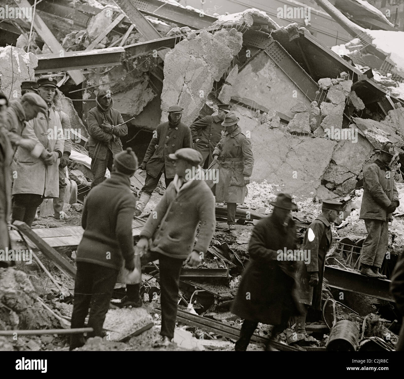 Knickerbocker Theatre in Washington DC collapse from the weight of snow ...