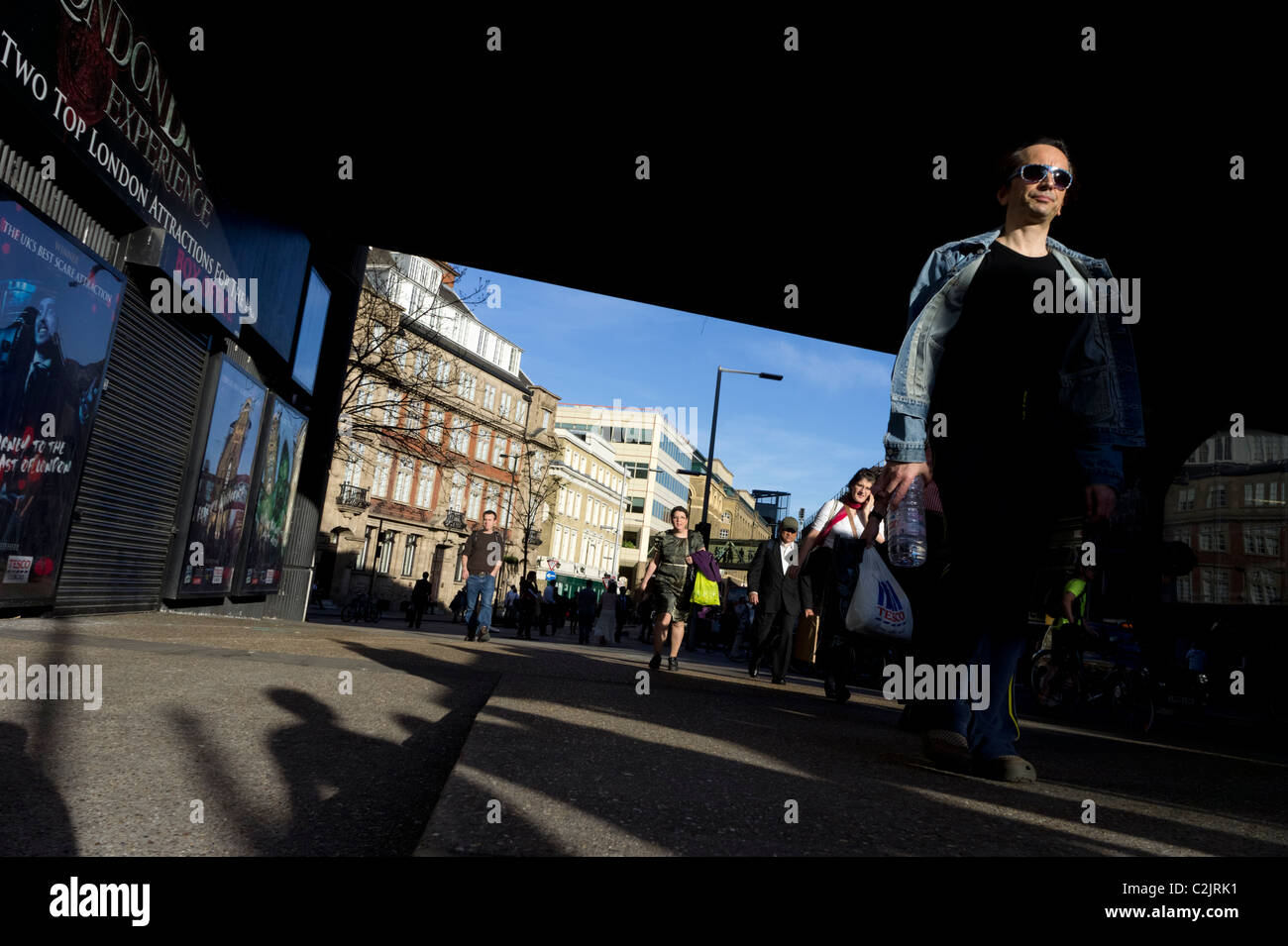 Street scene, uk people walking hi-res stock photography and images - Alamy